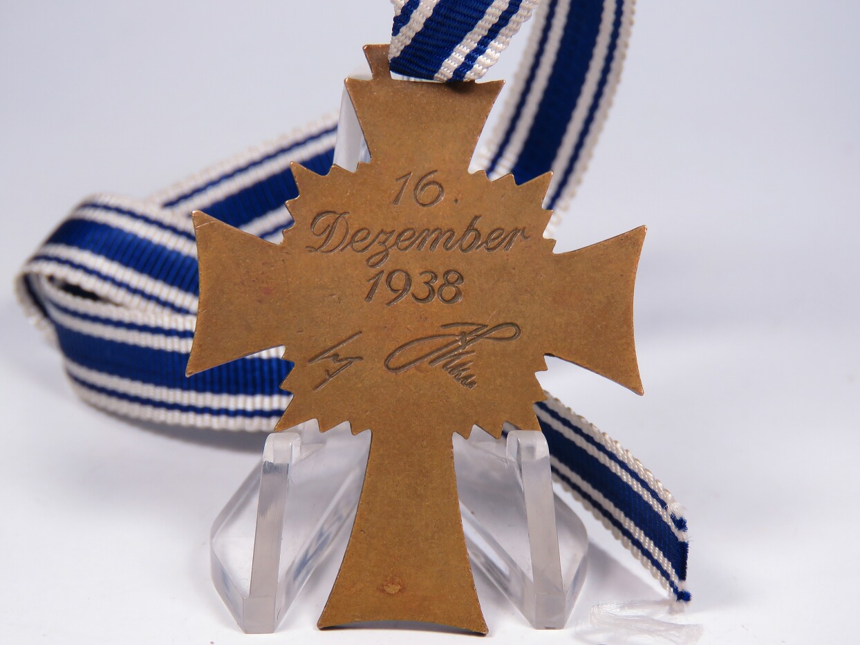 Cross- Deutsche Mutterkreuz 16.10 1938.3 Stufe. Adolf Hitler